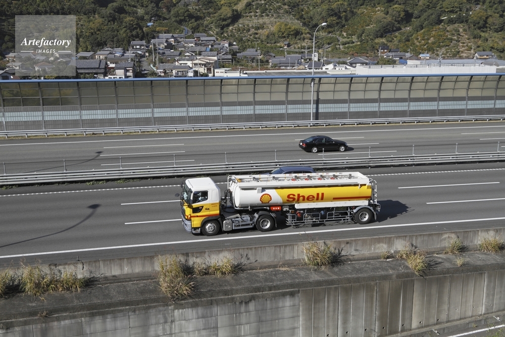 東名高速道路を走るタンクローリー