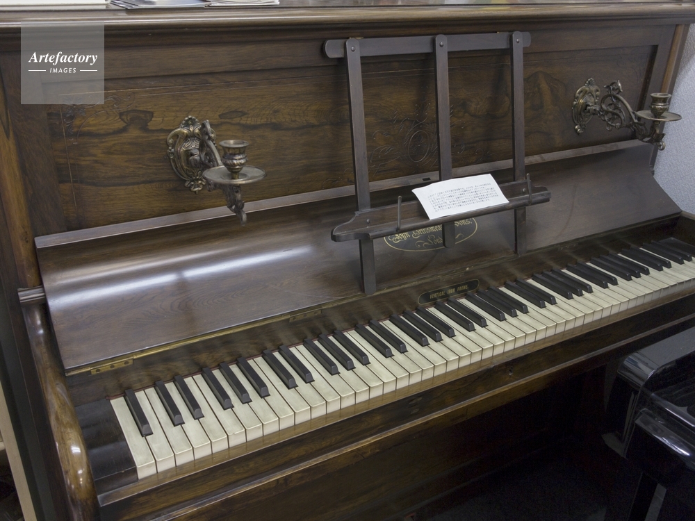 1870年代製造の古いピアノ
